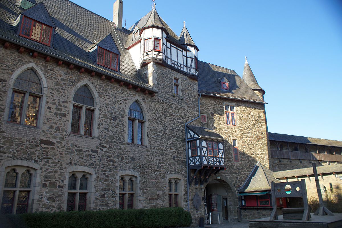 Palasgebäude-Schloss-Burg - Kultur - Geschichte(n) - Digital